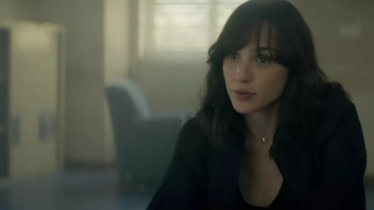 Gold necklace worn by Rachel Stone (Gal Gadot) in Heart of Stone | Spotern