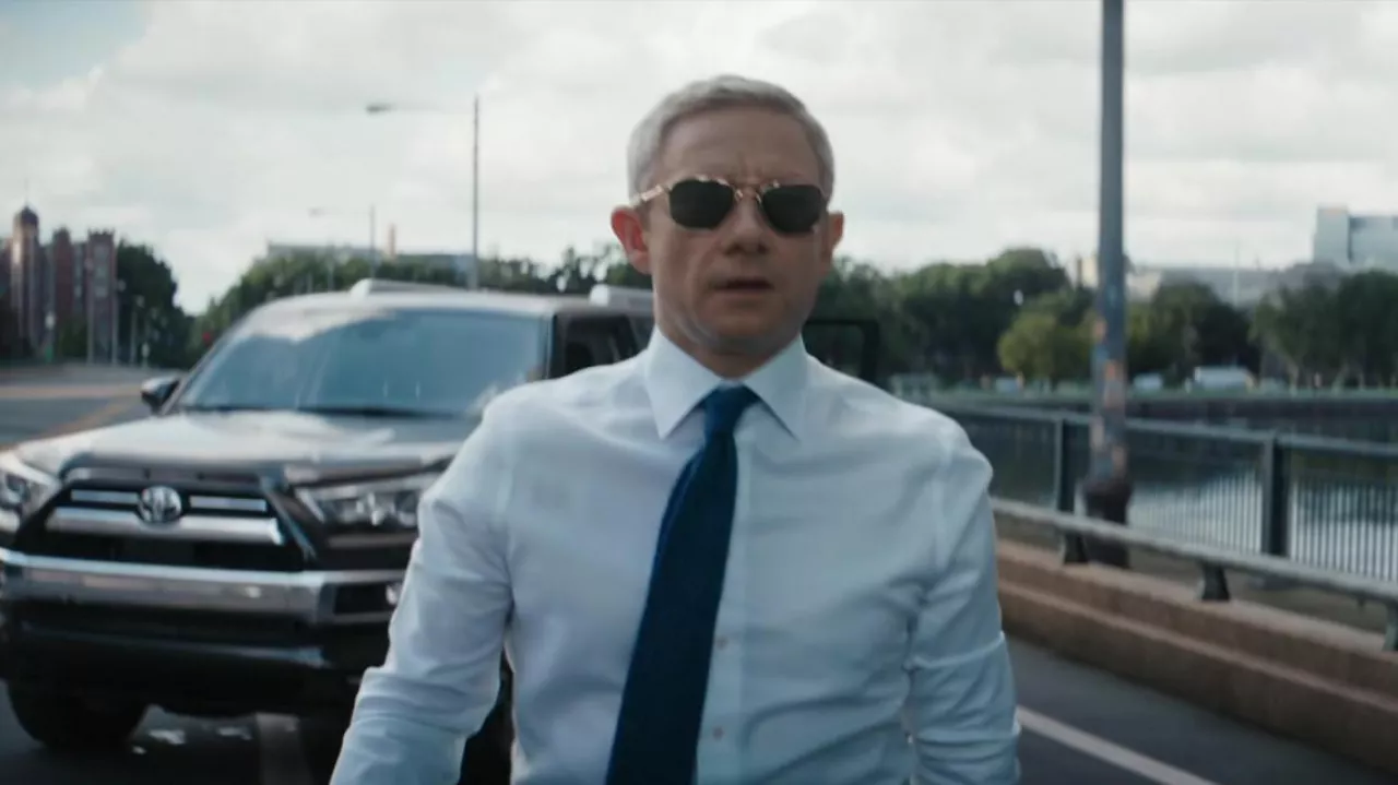 Aviator sunglasses worn by Everett Ross (Martin Freeman) as seen in ...