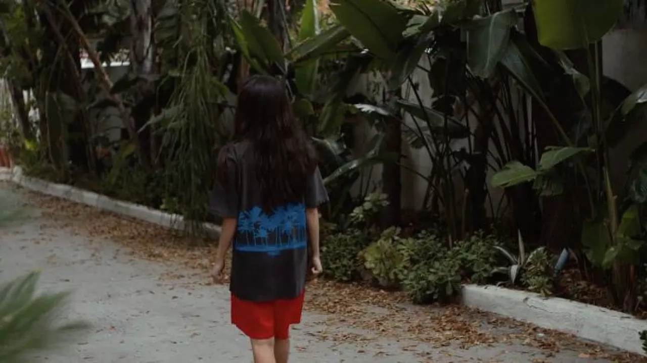 Palm Trees T-shirt worn by Vada Cavell (Jenna Ortega) in the Fallout ...