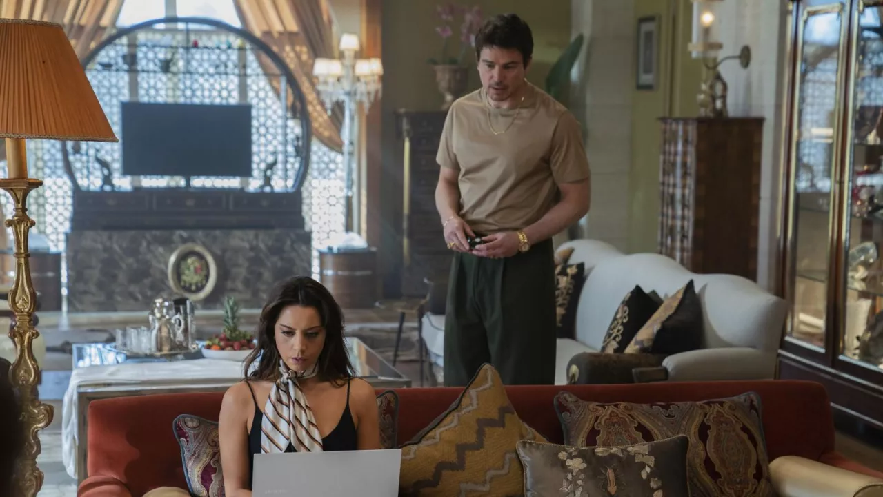 Striped scarf worn by Sarah Fidel (Aubrey Plaza) as seen in Operation ...