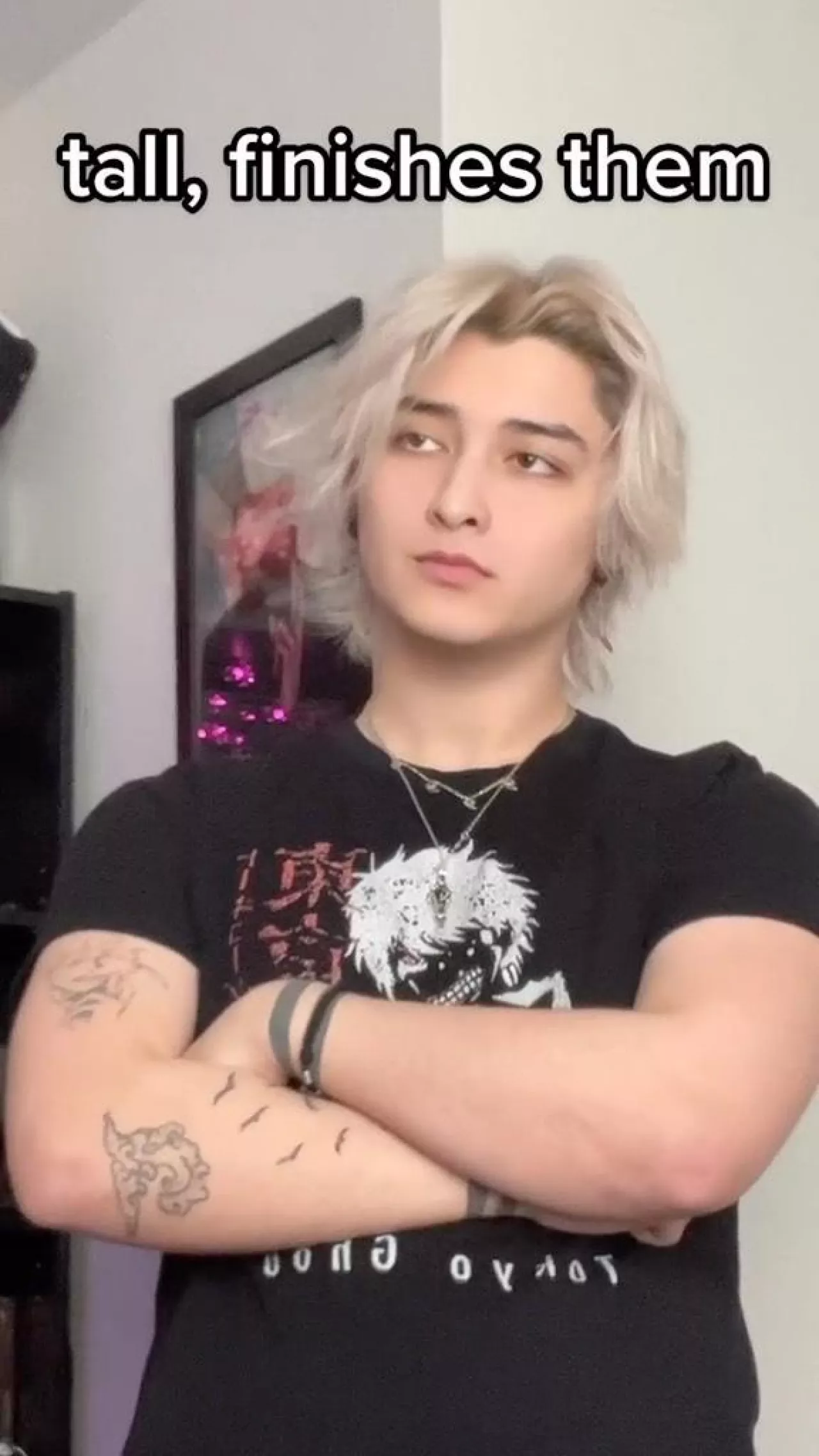 The twisted pointed silver pendant worn by Danny Phantom on the ...