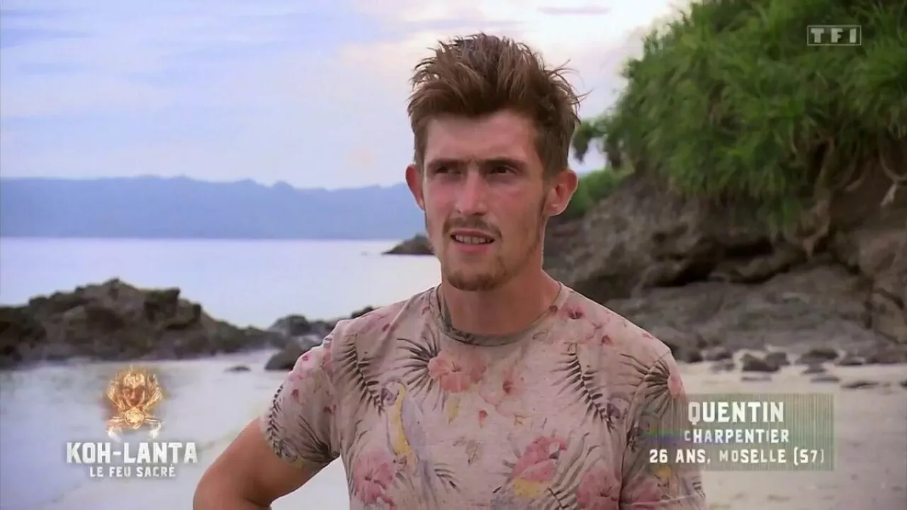 The pink jungle print t-shirt worn by Quentin in the show Koh-Lanta ...