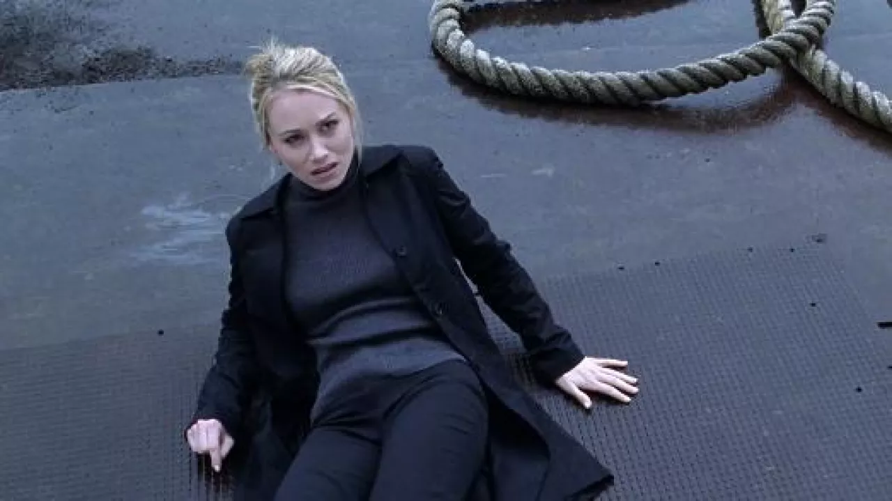 Dark Pea-Trench Coat worn by Matilda Jeffries (Christine Taylor) in ...