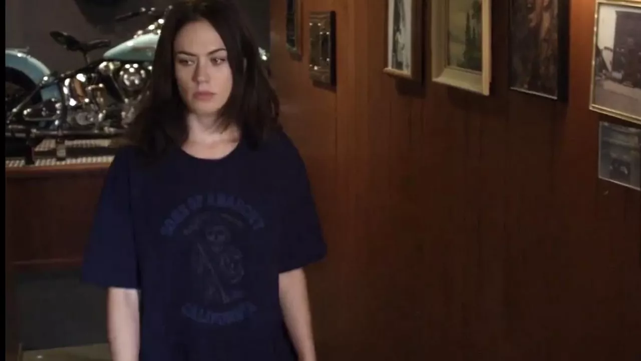 The t-shirt worn by Dr. Tara Knowles (Maggie Siff) in the series Sons ...