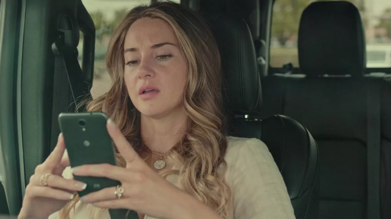 Necklace worn by Elaine (Shailene Woodley) as seen in Robots movie ...