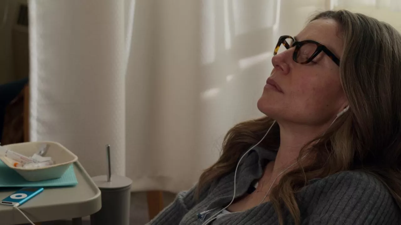 Eyeglasses worn by Kate Mularkey (Sarah Chalke) as seen in Firefly Lane ...