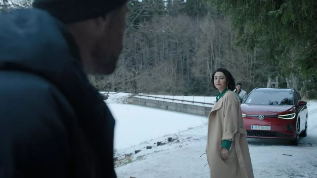 Trench coat worn by Nik Khan (Golshifteh Farahani) as seen in ...