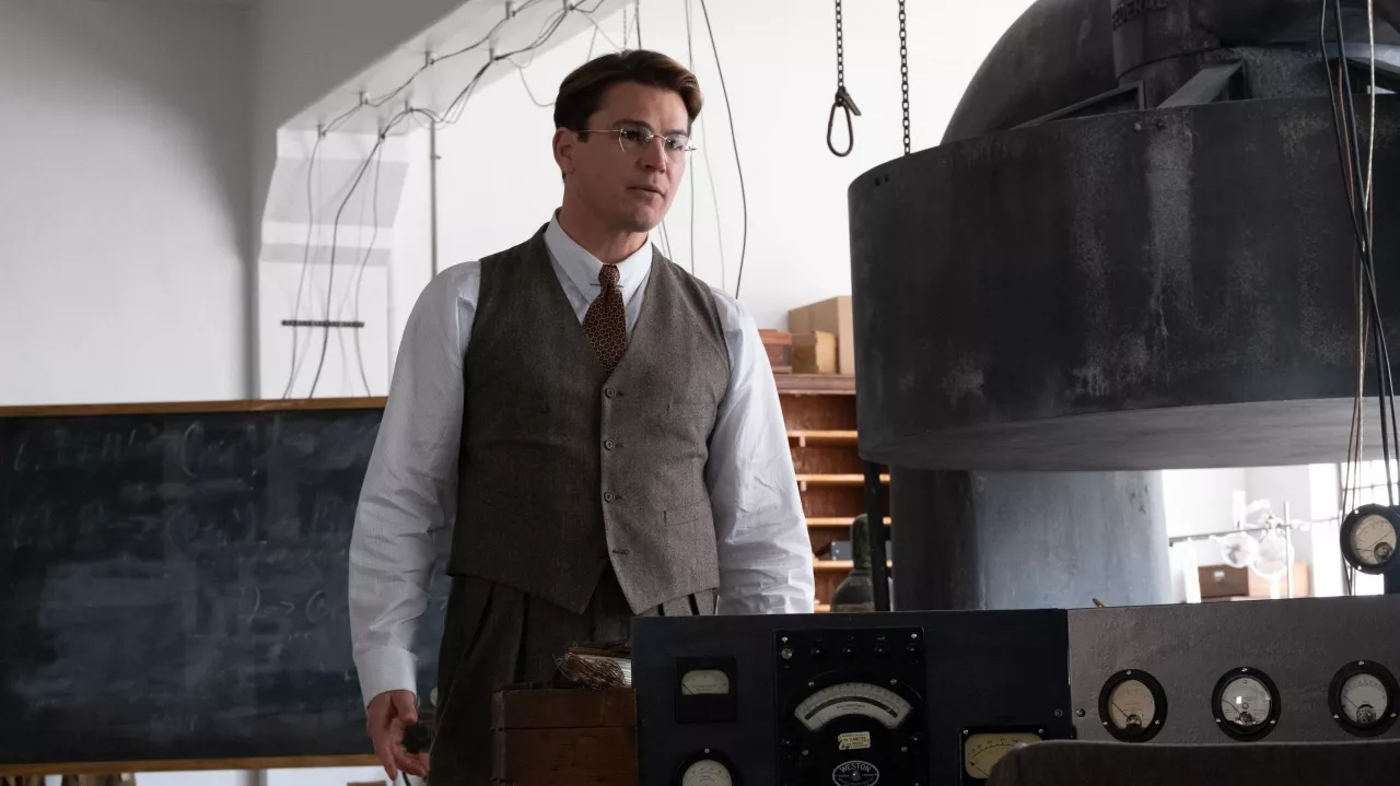 Rimless glasses worn by Ernest Lawrence (Josh Hartnett) in Oppenheimer ...