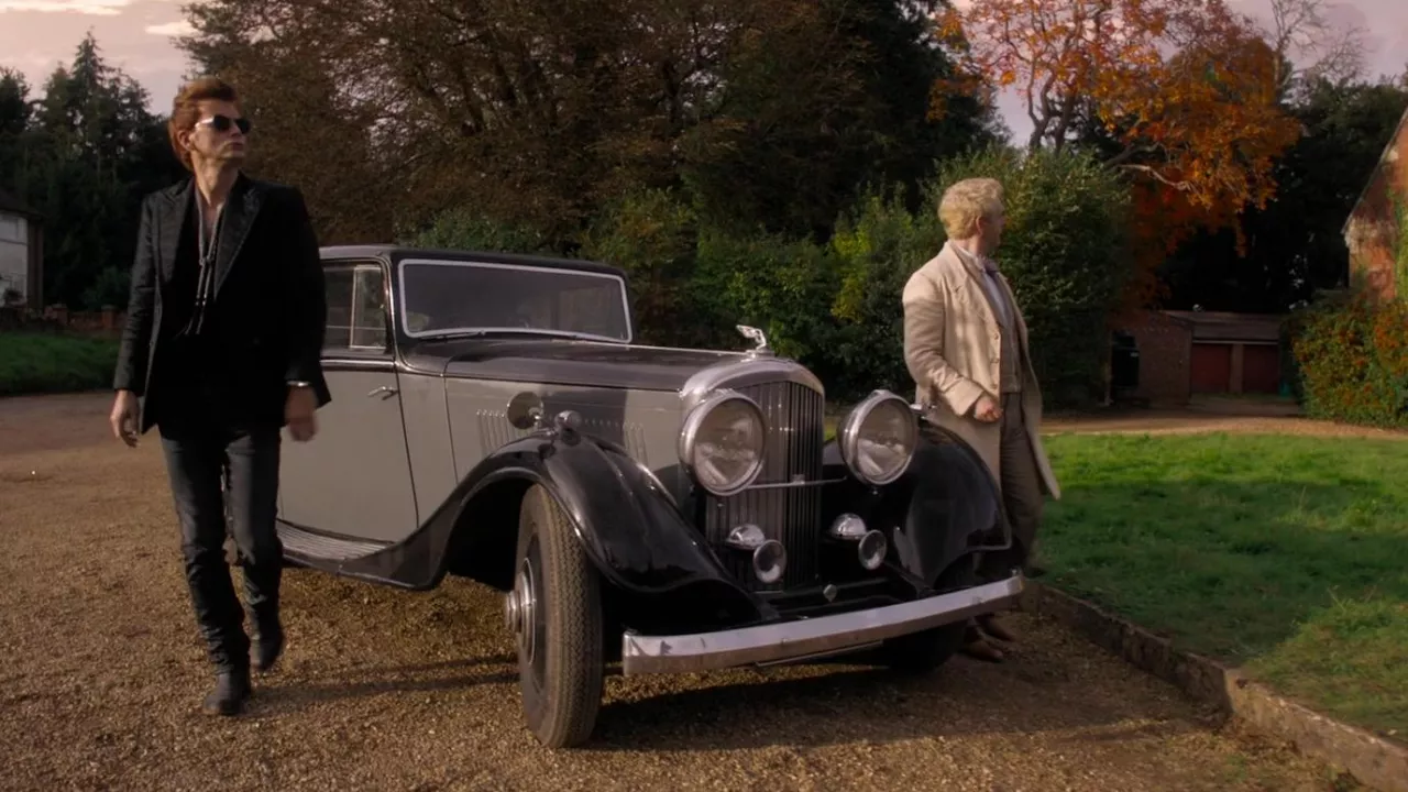 Bentley retro car used by Crowley (David Tennant) in Good Omens (S01E02 ...