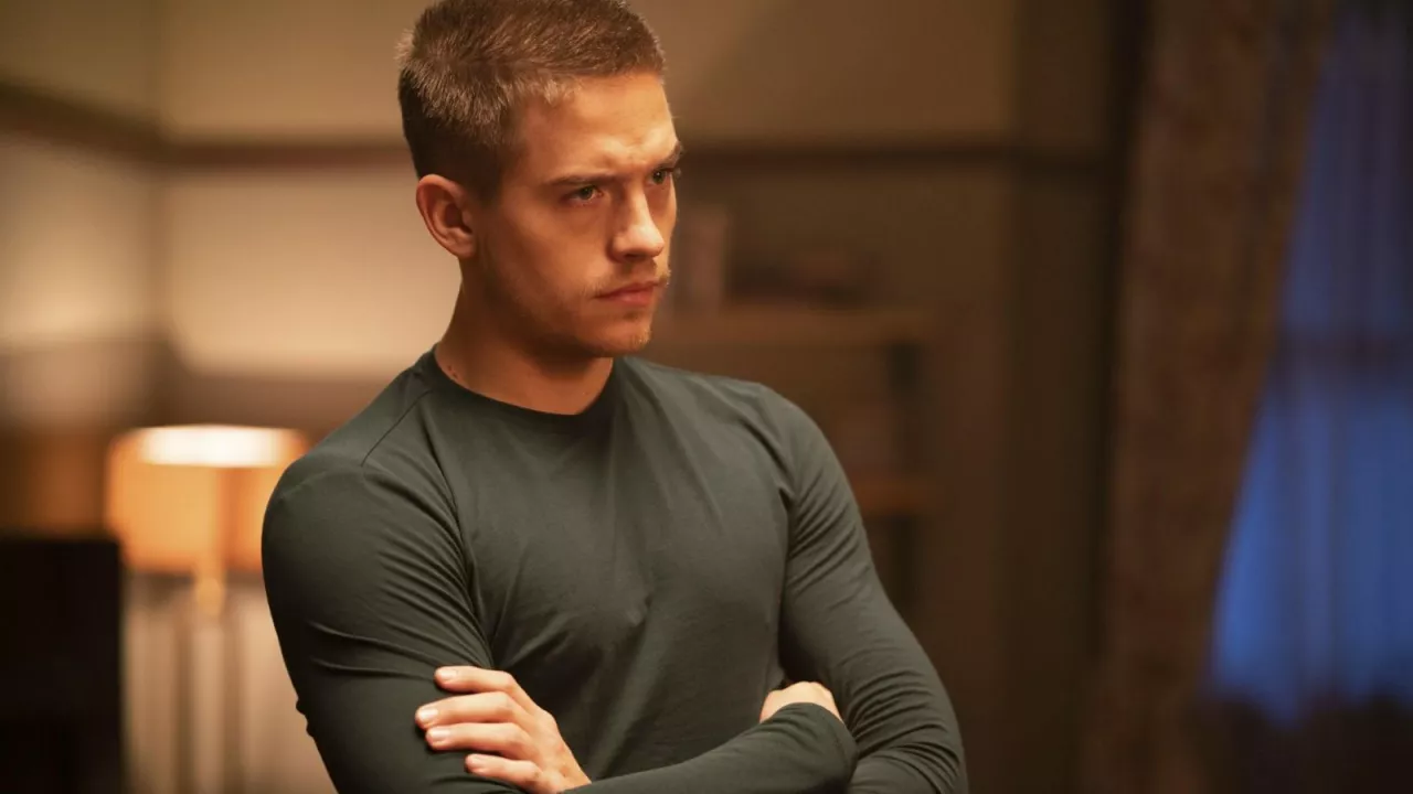 Long sleeve tee worn by Travis Maddox (Dylan Sprouse) as seen in ...