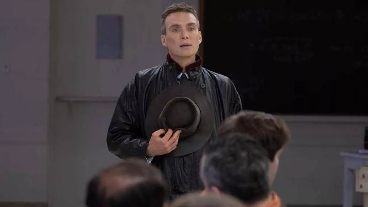 Raincoat worn by J. Robert Oppenheimer (Cillian Murphy) in Oppenheimer ...