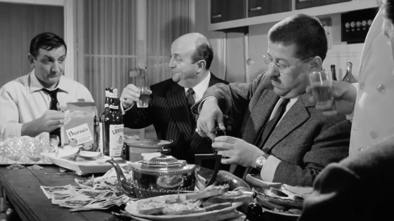 Le paquet de biscuits Borneo sur la table dans le film Les Tontons ...