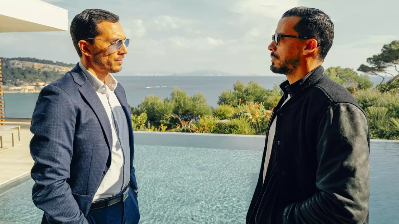 The sunglasses worn by Ali Saïdi (Samir Boitard) in the series Pax ...