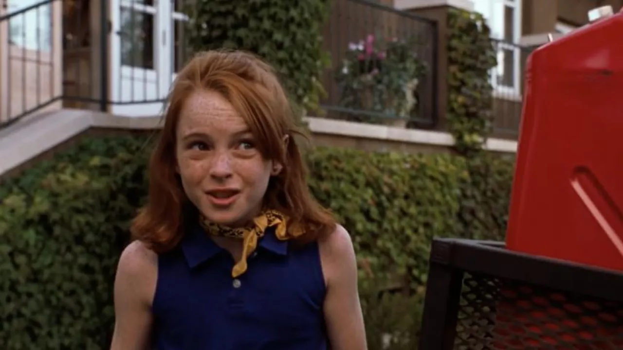 Blue button up sleeveless shirt worn by Hallie Parker / Annie James (Lindsay Lohan) in The ...