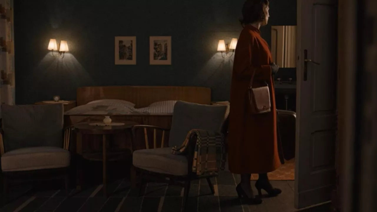 Red coat of Hannah Kahnwald (Maja Schöne) in Dark (S03E04) | Spotern