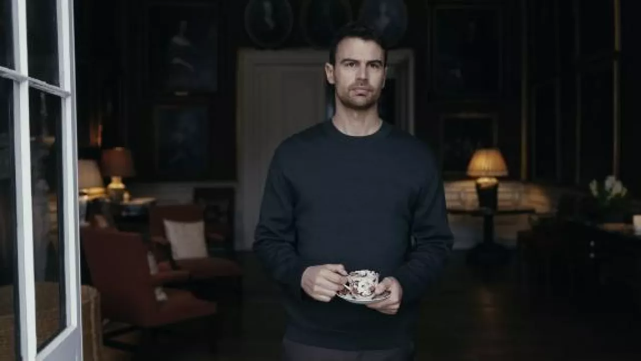 Sweater worn by Eddie Halstead (Theo James) as seen in The Gentlemen ...