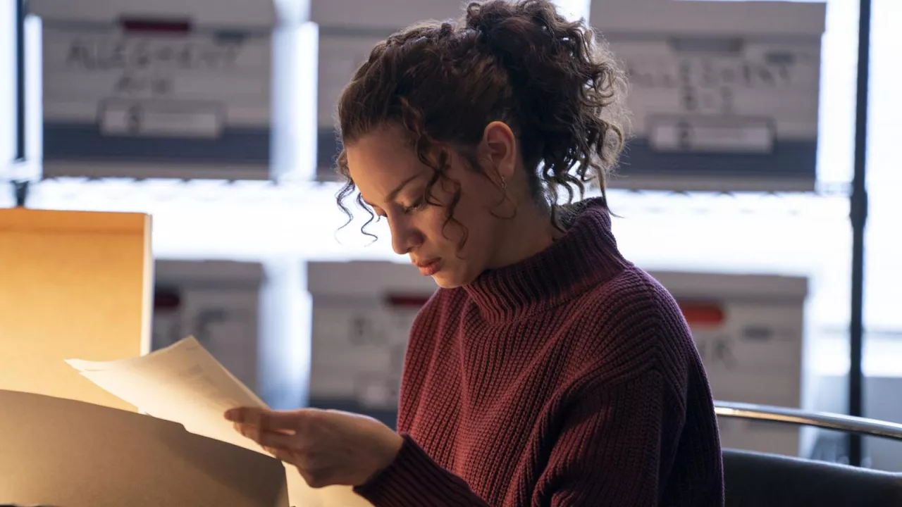 Maroon sweater worn by Lee English (Julia Mayorga) as seen in American ...