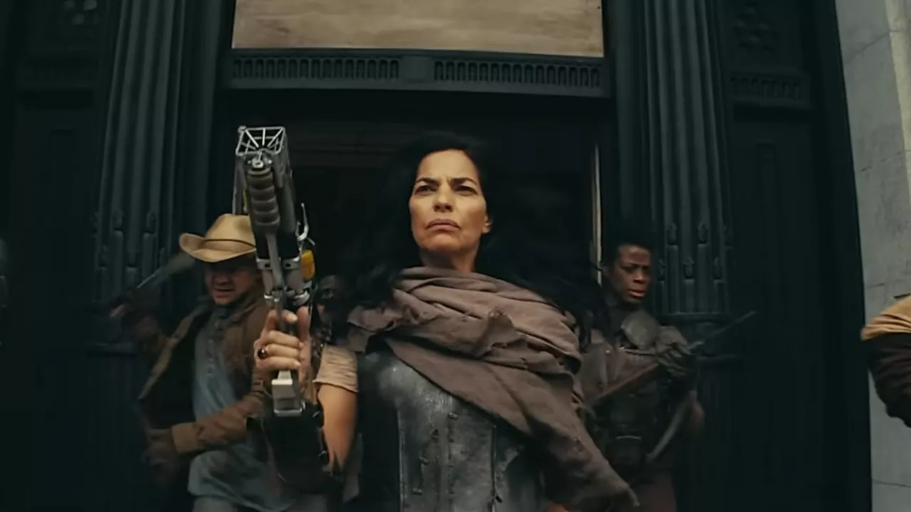 Blaster used by Lee Moldaver (Sarita Choudhury) in Fallout TV series ...