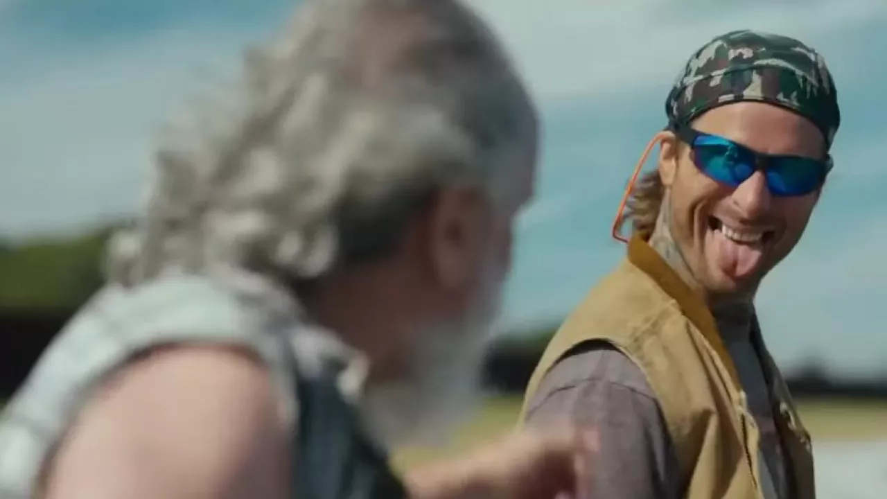 Hit Man Outfits: Glen Powell is wearing Blue sunglasses to play Gary ...