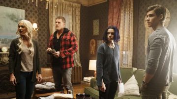 Découvrez la garde-robe de Hank Hall (Alan Ritchson) dans Titans