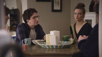 Mickey Dobbs (played by Gillian Jacobs) outfits on Love