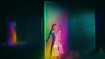 Zara Larsson - Invisible (from the Netflix Film Klaus) (Official Music ...