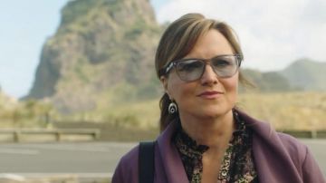 Alexa Crowe (played by Lucy Lawless) outfits on My Life Is Murder