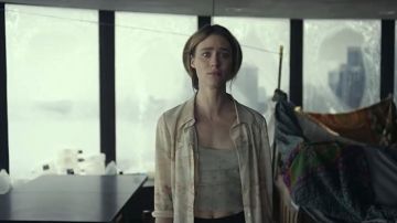 Kirsten Raymonde (played by Mackenzie Davis) outfits on Station Eleven