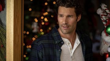 Noah Winters (played by Aaron O'Connell) outfits on Candy Coated Christmas