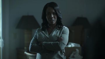 Splendide nouvelle SHirt célèbre portée par l’agent Maya Miller ...