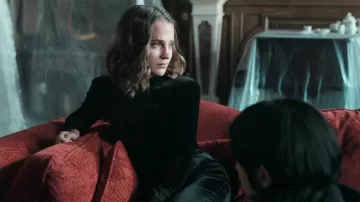 Découvrez la garde-robe de Mira Harberg (Alicia Vikander) dans Irma Vep