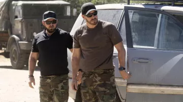 Jason Hayes (played by David Boreanaz) outfits on SEAL Team