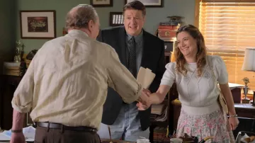 Mary Cooper (played by Zoe Perry) outfits on Young Sheldon