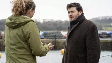 Découvrez la garde-robe de Cormoran Strike (Tom Burke) dans C.B. Strike