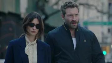 Découvrez la garde-robe de Ava Mercer (Paz Vega) dans Kaleidoscope