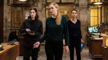 Green cable sweater worn by Europol Agent Megan 'Smitty' Garretson (Eva ...