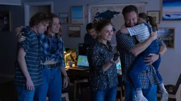 Julie Watson (played by Anna Paquin) outfits on True Spirit