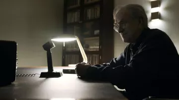 Mike Evans (played by Jonathan Pryce) outfits on 3 Body Problem