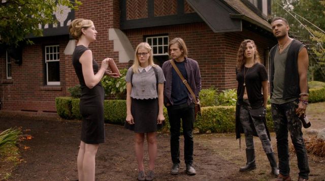 The messenger sling bag from Quentin Coldwater (Jason Ralph) in The ...