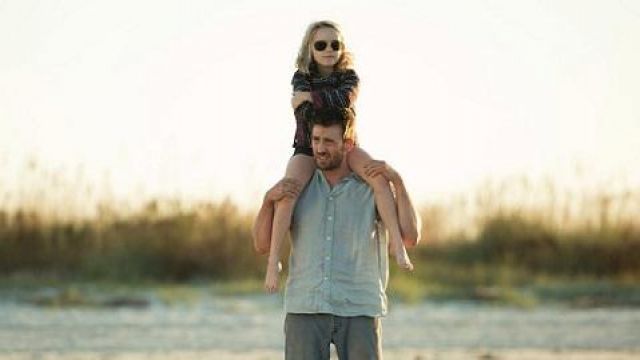 La sudadera con capucha que Mary Adler (Mckenna Grace) lleva en el ...