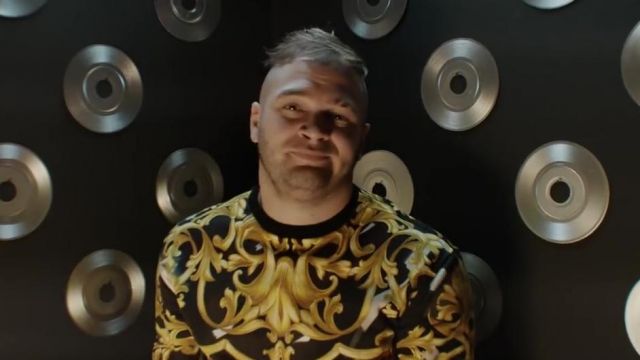 The sweater Versace of Jul in her video clip Wesh So | Spotern