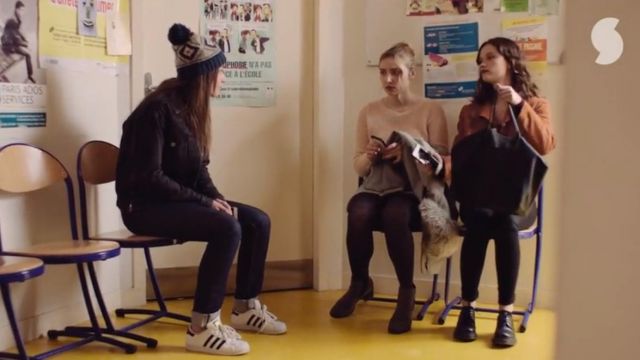 Le sac noir de Manon Demissy (Marilyn Lima) dans Skam France S01E04 ...