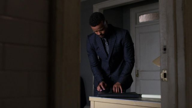 The tie of Malcolm Ducasse (Eka Darville) in Marvel's Jessica Jones ...