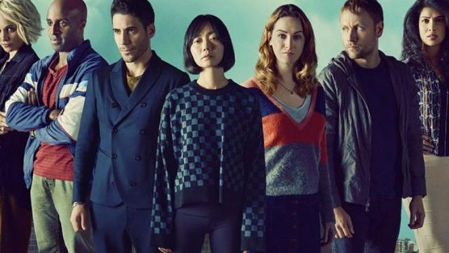 El suéter a cuadros de Sun Bak (Doona Bae) en el póster promocional del ...