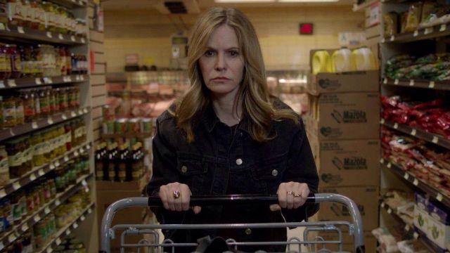 Ring worn by Elsa Gardner (Jennifer Jason Leigh) as seen in Atypical ...