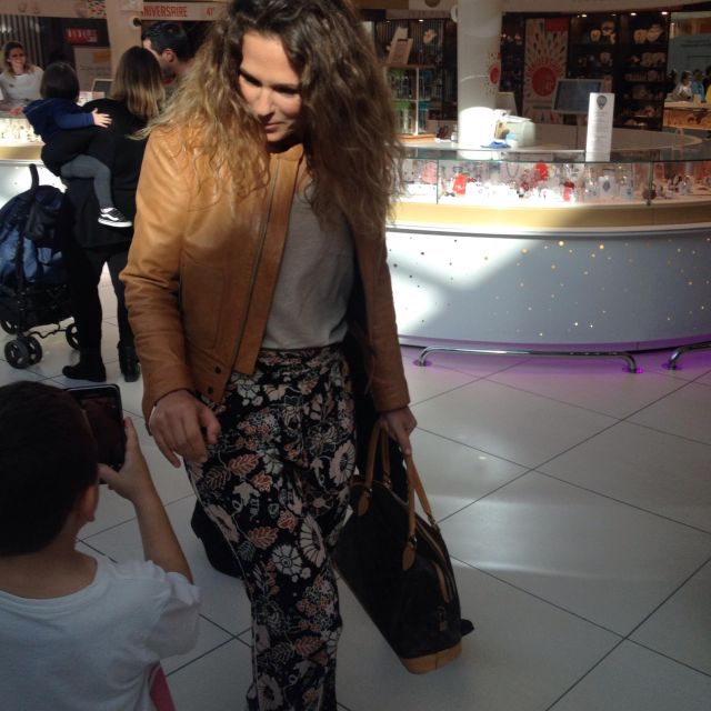 Le pantalon fluide à fleurs de Lorie à l'aéroport sur Instagram ...