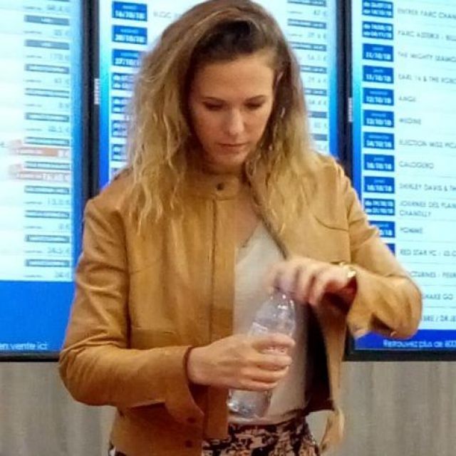 The jacket beige worn by Lorie to the airport on his account Instagram ...