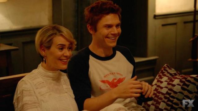 Camiseta de 'American Union' usada por Rory Monahan (Evan Peters) como ...