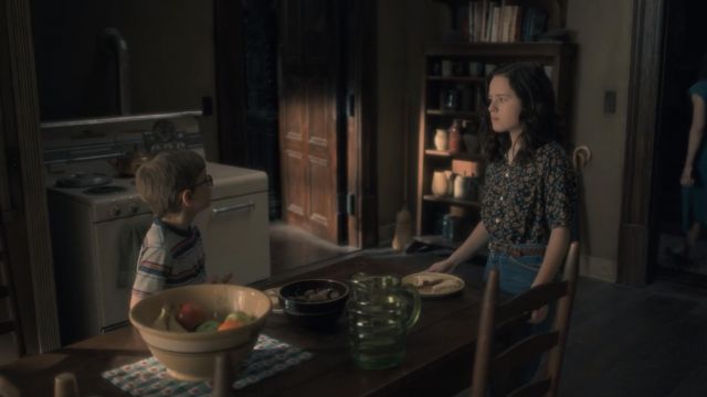 Camisa floral usada por la joven Shirley Crain (Lulu Wilson) como se ve ...