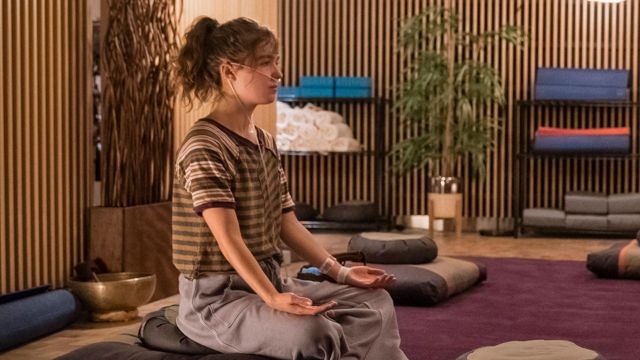 Striped t-shirt worn by Stella (Haley Lu Richardson) as seen in Five ...